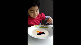Experimiento con leche y colorante - Conmami.com